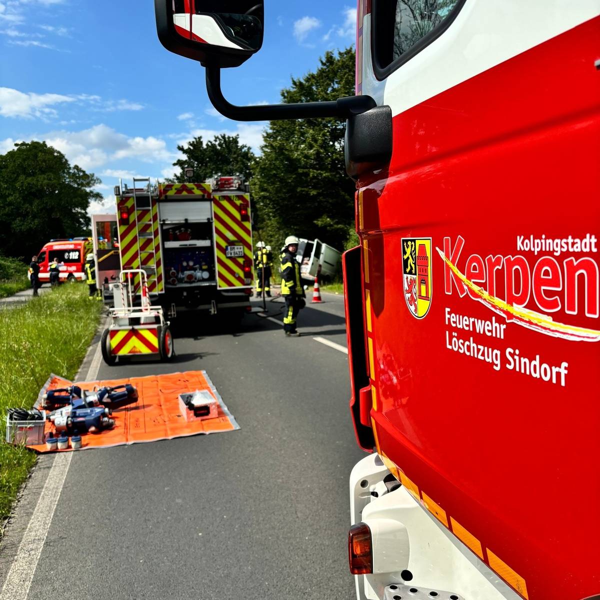 Kerpen: Transporter kracht gegen Baum - Radio Erft